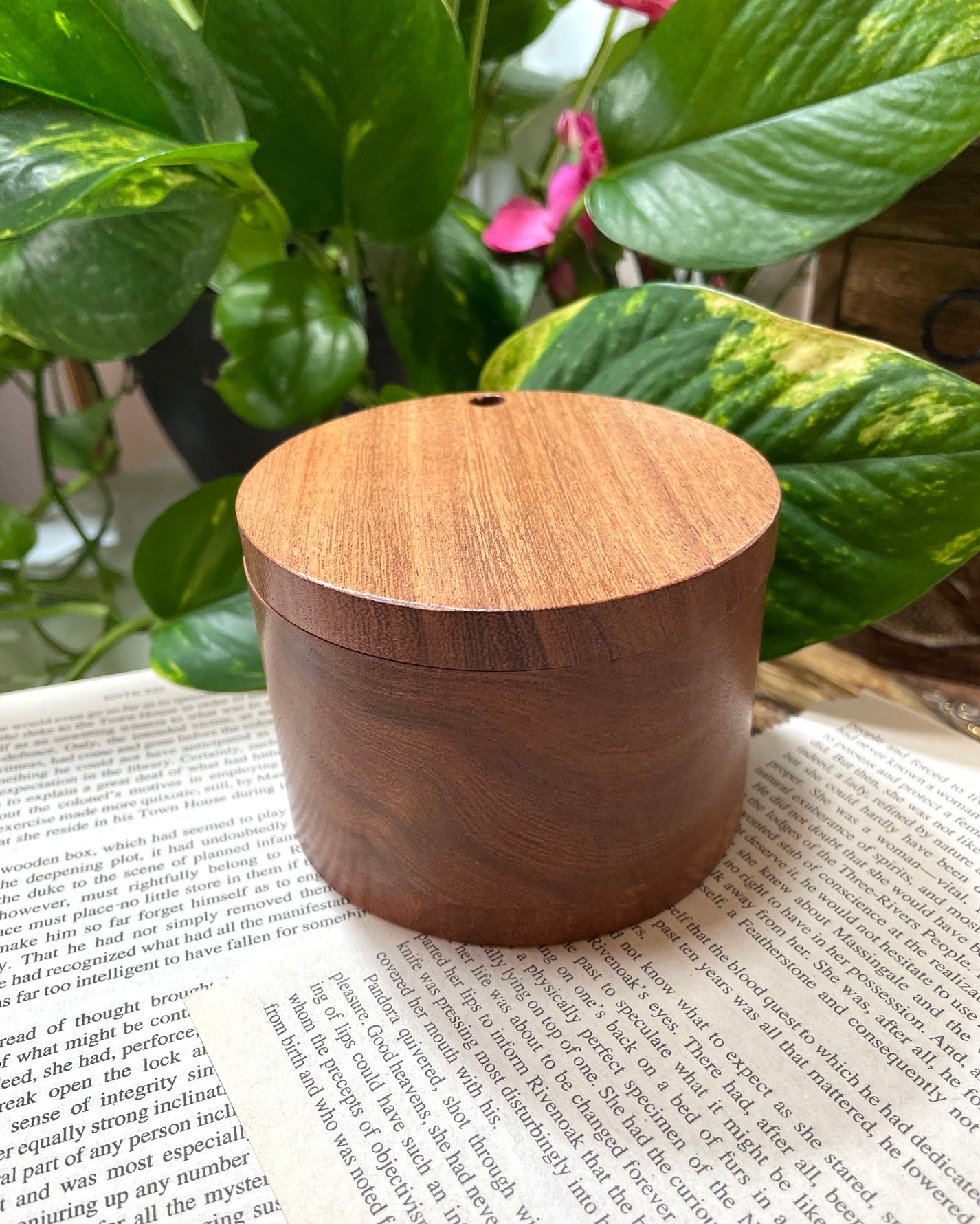 Acacia Wood Swivel Box – Emerald Lotus
